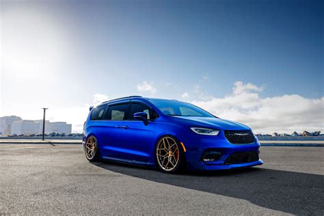 Chrysler Pacifica 2017 Clinched