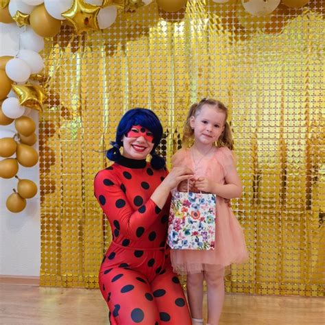 Самую милую обаятельную и лучезарную девочку Арину поздравляем с днем рождения Будь умницей