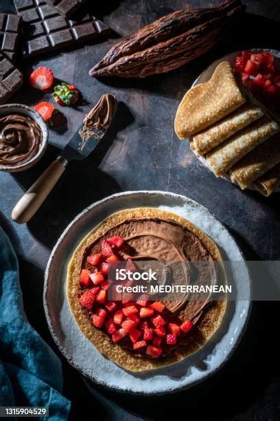 크림 색 나무 배경에 코코아 크림 초콜릿 스프레드와 딸기를 가진 크레페 비건 크레이프 크레이프 팬케이크에 대한 스톡 사진 및 기타 이미지 크레이프 팬케이크 초콜릿