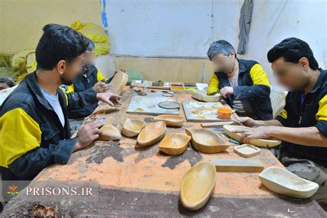اشتغال زندانیان در کارگاه ظروف چوبی اردوگاه‌حرفه آموزی‌وکاردرمانی شیراز