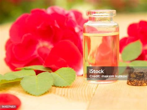 핑크 장미 꽃과 병에 든 에센셜 오일 유리 또는 나무 테이블에 장미 꽃잎이있는 장미 물 아로마 테라피 개념 건강관리와 의술에 대한 스톡 사진 및 기타 이미지 Istock