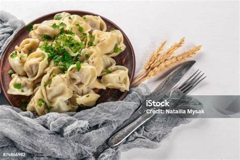 맛 있는 수 제 고기만 두 통 밀 밀가루 또는 러시아어 Pelmeni 나무 테이블 복사 공간에 접시에 신선한 파 슬 리 뿌리고 위에서 볼 고기에 대한 스톡 사진 및 기타