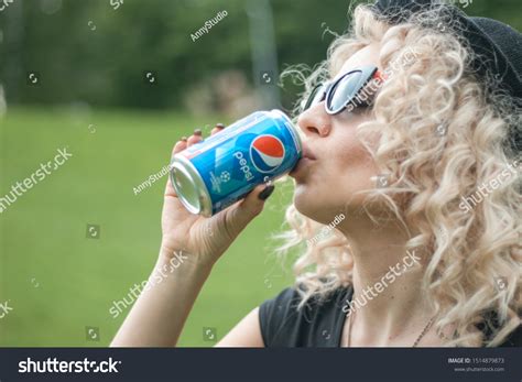 788 Afbeeldingen Voor People Drinking Pepsi Afbeeldingen Stockfoto‘s