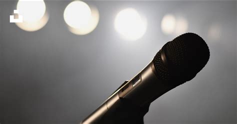 스탠드의 검은색 마이크 사진 Unsplash의 무료 로웰 이미지