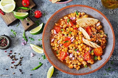 칠리 콘 카 르네 Chickpeas와 터키의 나 초 함께 제공 고기 나 초 라임 고추 칠리 멕시코 텍사스 전통 음식 상위 뷰 건강한 식생활에 대한 스톡 사진 및 기타 이미지