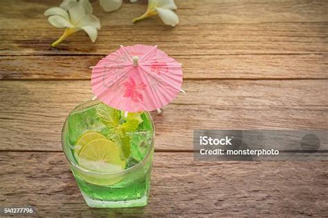 라임이 있는 나무 테이블에 짠 테두리를 곁들인 마가리타 칵테일 0명에 대한 스톡 사진 및 기타 이미지 0명 감귤류 과일 고명 Istock