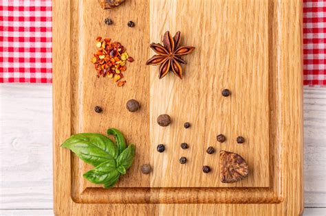 조미료 후추 완두콩 아니스 육두구 갈은 칠리 나무 판에 바질 잎 도마 요리 도구에 대한 스톡 사진 및 기타 이미지 도마 요리 도구 아니스 양념류 Istock