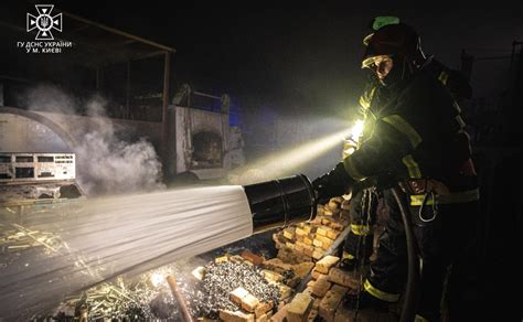 Вибух невідомої речовини та пожежа горів завод у Голосіїівському районі ФОТО Вечірній Київ