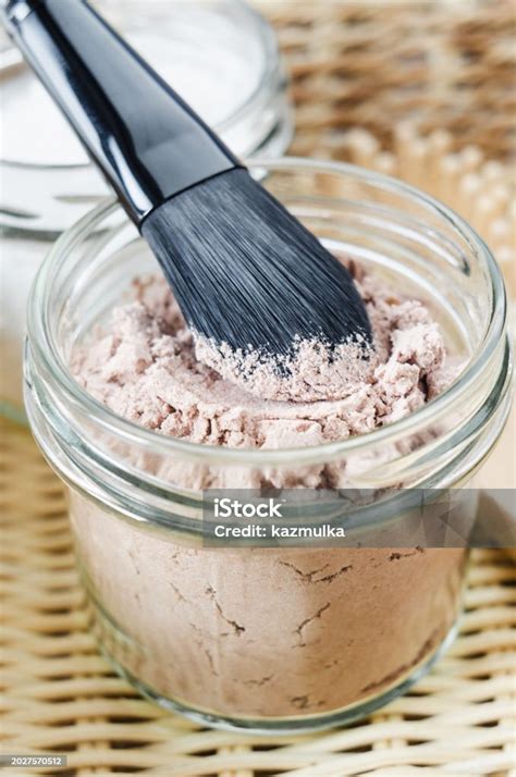 홈메이드 미네랄 페이스 파우더 파운데이션 또는 잔디 항아리에 담긴 드라이 샴푸 Diy 화장품 닫고 공간을 복사하십시오 Diy에 대한 스톡 사진 및 기타 이미지 Istock