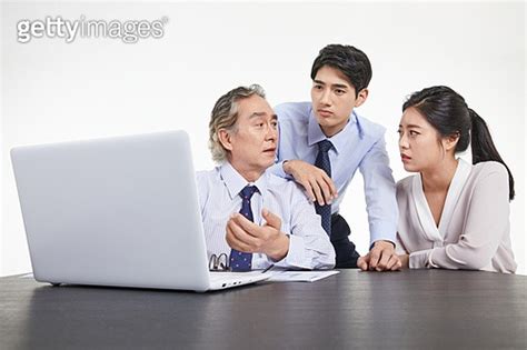 한국인 비즈니스 비즈니스 주제 비즈니스맨 사업가 미팅 생각 컨셉 토론 팀워크 협력 집중 비즈니스미팅 합의 컨셉 팀워크 협력 대화