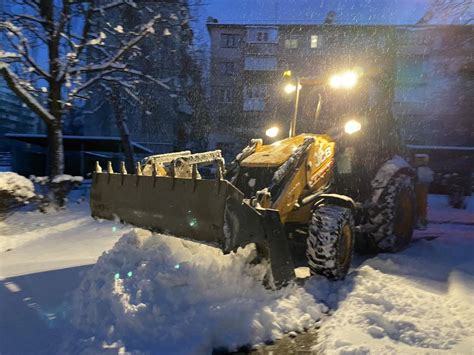 Комунальники всю ніч працювали аби вранці дороги Кременчука були безпечними Кременчук Тудей