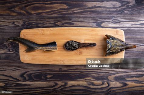 나무 배경에 도마에 검은 캐비어와 훈제 철갑상어 물고기와 숟가락 맨 위 보기입니다 공간을 복사합니다 0명에 대한 스톡 사진 및 기타 이미지 Istock