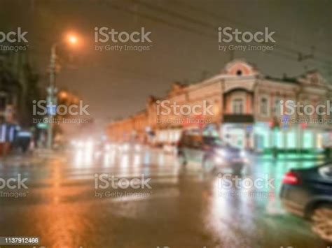 디 포커 싱 추상적인 이미지 Bokeh 효과 배경 흐리게 비가 오는 날씨에 저녁 도시 풍경입니다 자동차와 야간 조명 사라토프 강에 대한 스톡 사진 및 기타 이미지 Istock