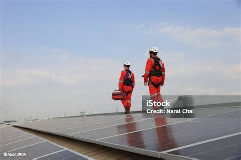 빨간색 안전 Ppe와 안전 장치를 착용한 두 명의 기술자가 태양열 지붕을 걷고 태양 전지판 설치 과정 2명에 대한 스톡 사진 및 기타 이미지 Istock