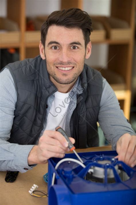 사진에 정션 박스를 설치하는 행복한 전기 기술자 사진 무료 다운로드 Lovepik