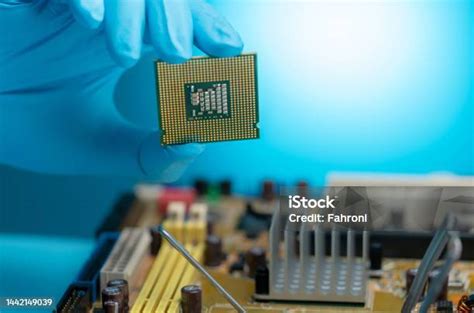 전자 엔지니어 손 들고 컴퓨터 칩 Pc 마더 보드 용 전자 회로 기판의 칩셋 Cpu 칩 전자 부품 컴퓨터 하드웨어 칩 반도체 및 무역 전쟁 개념 미국에 대한 스톡 사진 및