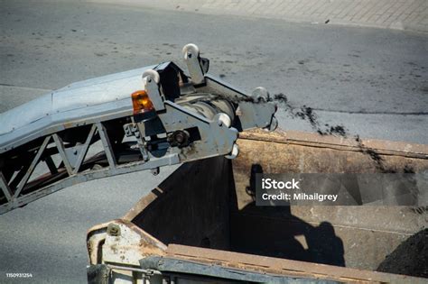 도로 밀링 머신은 아스팔트 분말에 의해 트럭을 적재 한다 거리 표면에서 오래 된 포장 제거 거리에 대한 스톡 사진 및 기타