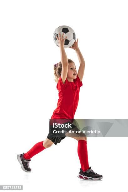 어린 소녀의 전체 길이 초상화 축구 선수 훈련 흰색 배경 에 고립 된 공을 던지는 아이에 대한 스톡 사진 및 기타 이미지 아이 빨강 운동 선수 Istock