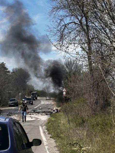 Там Извънредно Тежка катастрофа хвърчат линейки и полиция ВИЖ в първи коментар 👇👇 Facebook