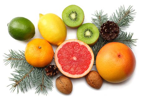 크리스마스 배경입니다 믹스 레몬 라임 그린 오렌지 만다린 슬라이스 키 위 과일과 흰색 바탕에 절연 콘 및 전나무 나무와 자 몽 0명에 대한 스톡 사진 및 기타 이미지