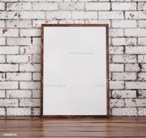 오래된 벽돌 벽 근처 나무 바닥에 서 있는 모형 포스터 프레임 0명에 대한 스톡 사진 및 기타 이미지 0명 3차원 형태 가정의 방 Istock