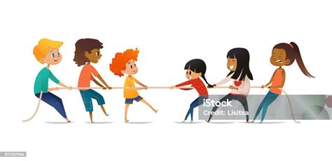 การแข่งขันชักเย่อระหว่างเด็กชายและเด็กหญิง เด็กสองกลุ่มที่มีเพศต่างกันดึงปลายเชือกตรงข ภาพประกอบ
