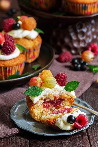 버터 크림과 라즈베리 커드를 곁들인 컵케이크 나무 표면에 베리로 장식되어 있습니다 과일에 대한 스톡 사진 및 기타 이미지 과일 구스베리 달콤한 음식 Istock