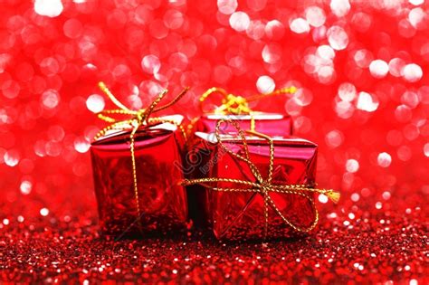 윤기 나는 배경으로 장식된 빨간색 명절 선물