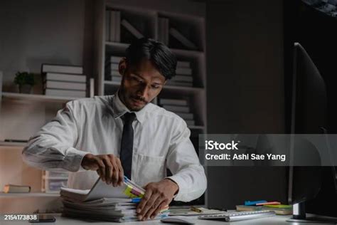 사업가는 데스크톱 컴퓨터를 사용하여 분석 문서 작업 문제 해결 중요한 프로젝트 완료를 수행합니다 재무 성과 계약 관리 개념 정보