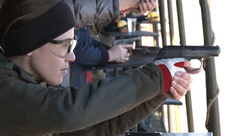 Проведе се осмомартенски турнир по стрелба с пистолет Макаров за жени Youtube