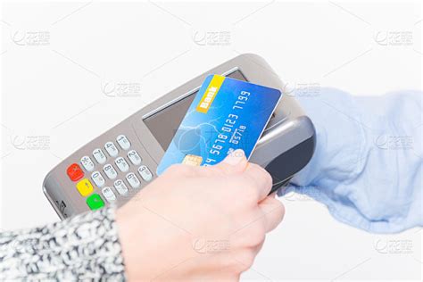 使用非接触式信用卡或借记卡支付
