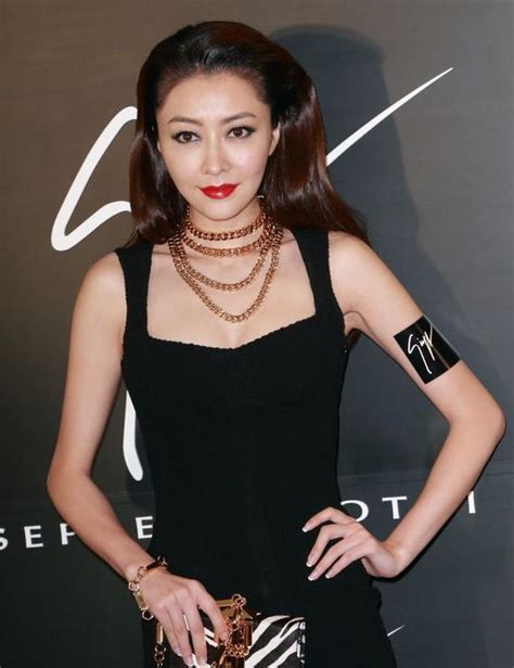 熊黛林性感紧身短裙出席活动，百万黄金链惹眼，网友：脖子不酸？ 每日头条