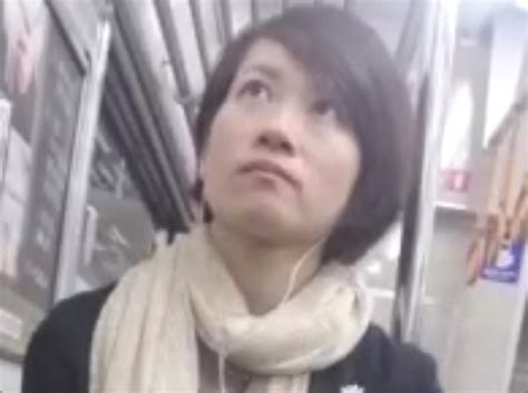 お姉さんどこ見てるの？盗撮師に狙われちゃってますよw