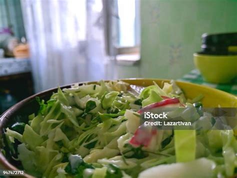 무 파 양배추와 요구르트 샐러드 접시 채식주의 가정 요리에 신선한 야채와 함께 샐러드 건강한 생활방식에 대한 스톡 사진 및 기타 이미지 Istock