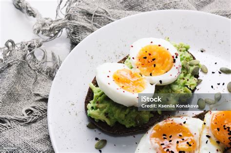 신선한 야채 아보카도 삶은 계란과 올리브 기름 및 빵과 호박 씨앗 샌드위치 건강 한 다이어트 또는 흰색 배경에 채식 음식 토스트에 Yolks와 샐러드 0명에 대한 스톡 사진