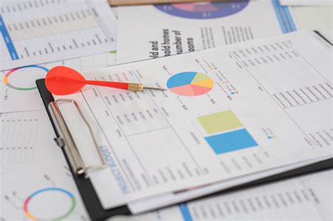 소득 차트와 그래프를 분석하는 비즈니스 팀 클로즈업 비즈니스 분석 및 전략 개념입니다 0명에 대한 스톡 사진 및 기타 이미지 0명 Office Of Management