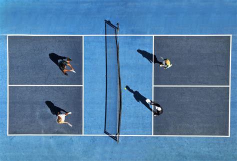 파란 테니스 코트에서 테니스를 치는 세 사람 사진 Unsplash의 피클 볼 코트 이미지