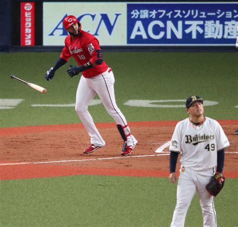 ＜練習試合 オ・広＞7回1死一、二塁、勝ち越しの本塁打を放つメヒア（左）（撮影・平嶋 理子） ― スポニチ Sponichi Annex 野球
