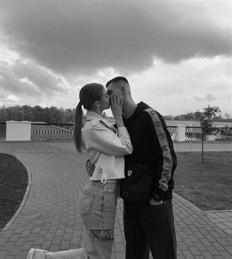 Стучись в закрытые двери разминай её уставшие плечи вытирай её слёзы и слушай её сердце Так