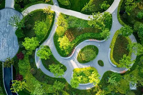 自然探索园“进化史” 为儿童创造亲近自然的城市空间 设计 在最初构思自然探索园时，我们的出发点是通过设计，启发孩子们去观察社区小生态中常见的动植物，因此选取了典型的植物、昆虫和鸟类，在