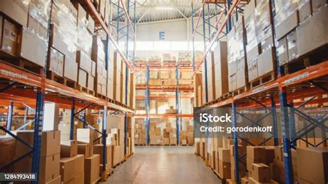 골판지 상자와 포장에 상품선반의 전체 소매 창고 제품 납품을 위한 물류 선별 및 유통 시설 0명에 대한 스톡 사진 및 기타 이미지 Istock