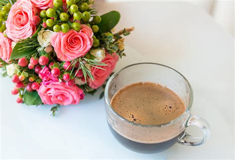 꽃 핑크 장미 모닝 커피의 꽃다발에 다음 유리 투명 머그잔에 커피를 블랙 0명에 대한 스톡 사진 및 기타 이미지 0명 뜨거운 음료 마실 것 Istock