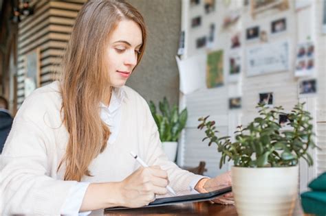 사무실에서 일하는 노트북 가제트와 함께 앉아 캐주얼 착용에 행복 스마트 사업가 30 39세에 대한 스톡 사진 및 기타 이미지 30 39세 거래자 경영자 Istock