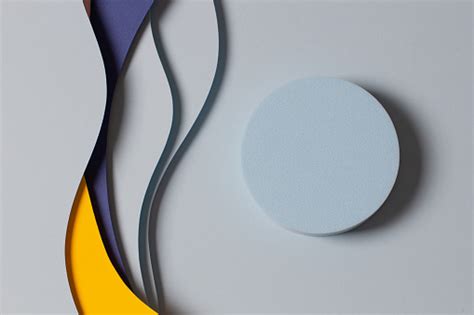 종이에 빈 둥근 기하학적 모양 밝은 파란색 연단 플랫폼은 추상 최소한의 기하학적 모양 파란색과 노란색 색상 배경을 자릅니다 제품 전시를 위한 평면도 모형 0명에 대한 스톡