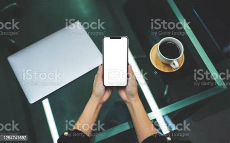 테이블에 노트북과 커피 컵빈 흰색 데스크톱 화면과 휴대 전화를 들고 여자 검은색에 대한 스톡 사진 및 기타 이미지 검은색 공란 노트북 Istock