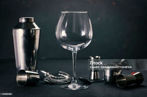 칵테일 교반기 칵테일 셰이커 바텐더 기압계 혼합학 바 카운터 전문 도구 칵테일 쉐이커에 대한 스톡 사진 및 기타 이미지