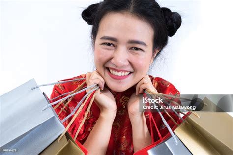 전통적인 중국 긴 드레스 치파오 검은 머리 동안에 중국 새 해 축제 축 하 행복 한 고객으로 서 종이 쇼핑 가방을 들고 아시아 여자의 초상화 느낌 즐거운 가방에 대한 스톡
