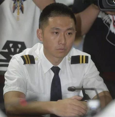 告訴你飛機高空擋風玻璃破裂到底有多危險？ 每日頭條