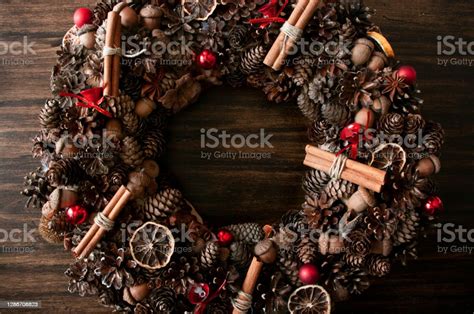 소나무 콘 참나무 계피 막대기로 만든 소박한 화환을 만든 아름다운 크리스마스 핸드는 오래된 소박한 나무 배경 꼭대기 전망 0명에 대한 스톡 사진 및 기타 이미지 Istock