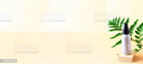 배너에 대한 녹색 식물과 큰 배경에 흰색 화장품 병 스킨 케어 컨셉의 천연 제품 제품 및 브랜딩을 모킹합니다 Diy에 대한 스톡 사진 및 기타 이미지 Istock